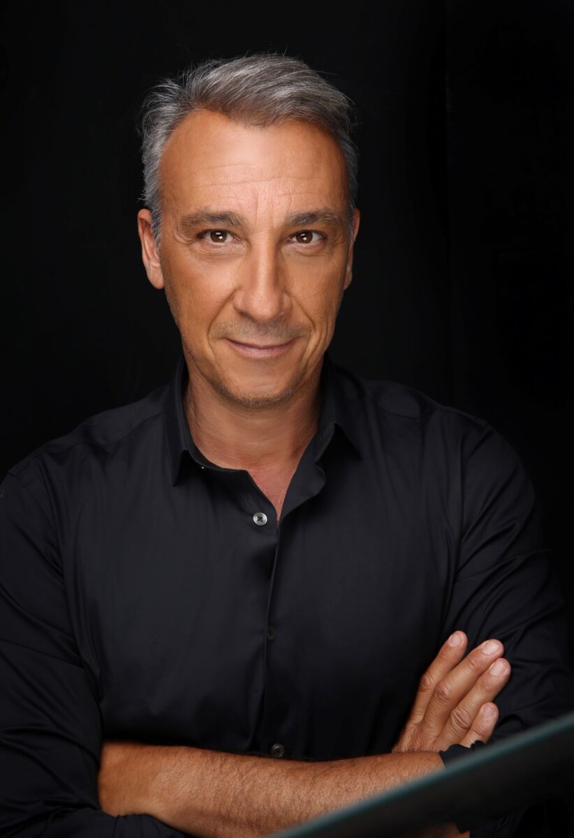 Mίνως Μάτσας: «Ο κόσμος μόνο όταν τον μοιράζεσαι υπάρχει» | Asisters.gr